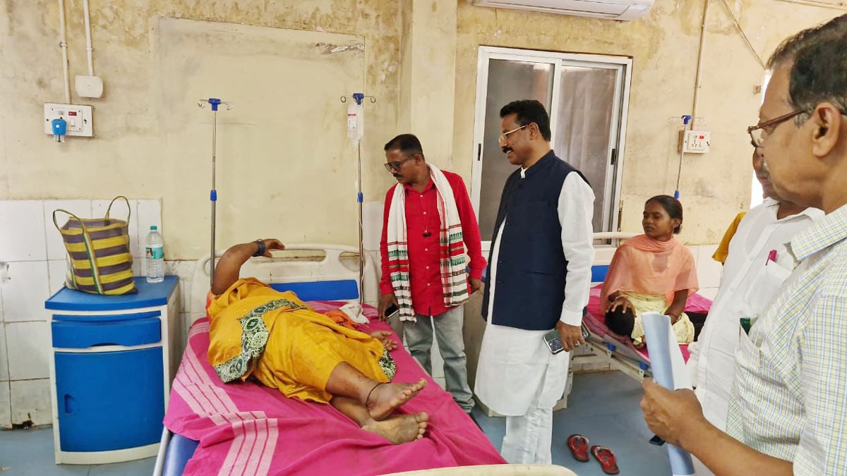 विधायक चैतराम अटामी पहुंचे बारसूर प्राथमिक स्वास्थ्य केंद्र का निरिक्षण ...